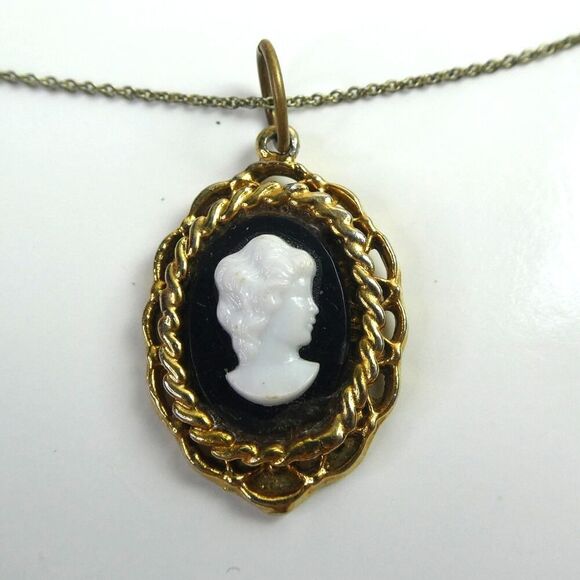 Jewelry | Vintagecameo Right Facing Retro Black Gold Tone Oval Chain ...